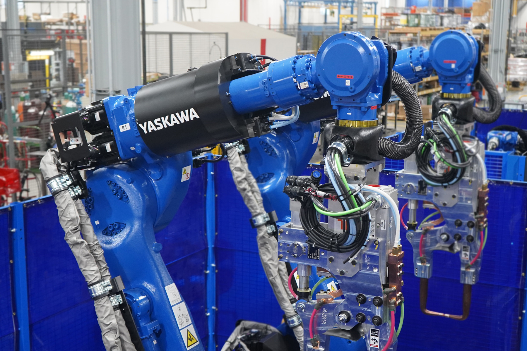 الحمولة المفيدة 165 كجم الوصول 2702mm 6 آسيكس ياسكاوا SP165 ذراع الروبوت لحام مع AOTA لحام لحام بقعة